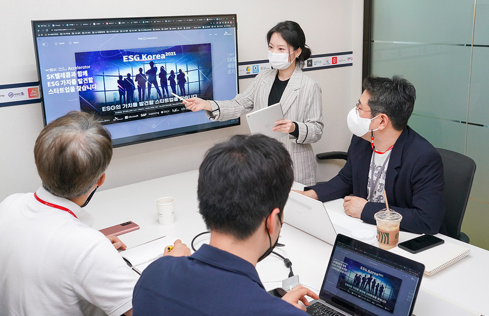 [必환경ESG] SK텔레콤 “ICT기술로 어르신 돌보고 사회안전망 강화해요”